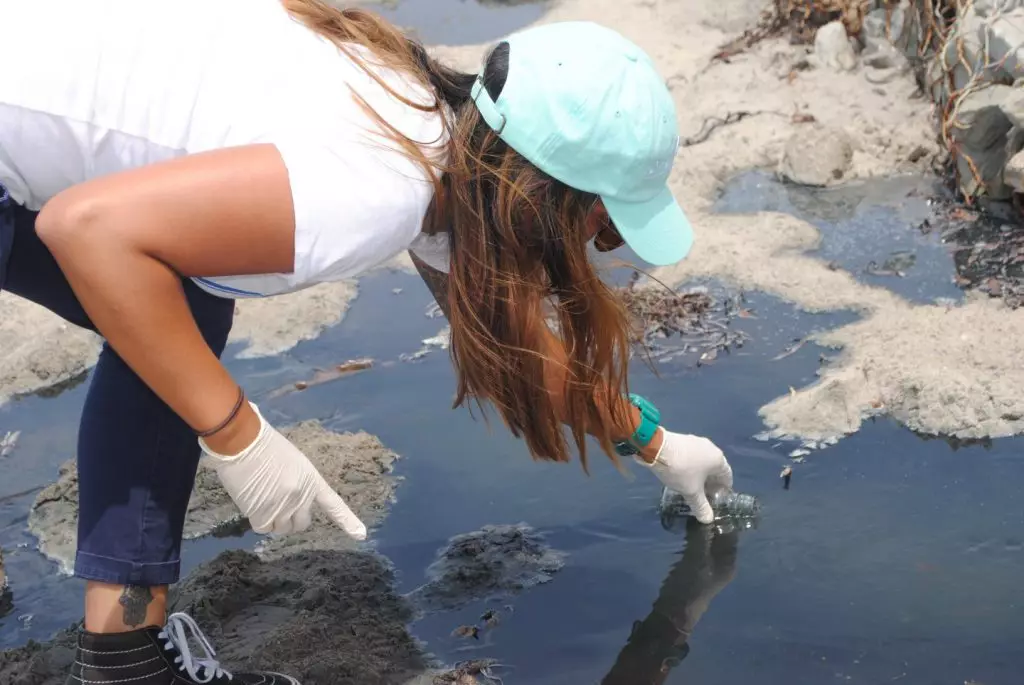 Manova ny fitiavana ho fiarovana: Siansa olom-pirenena eny amoron-dranomasina miaraka amin'ny Surfrider Foundation