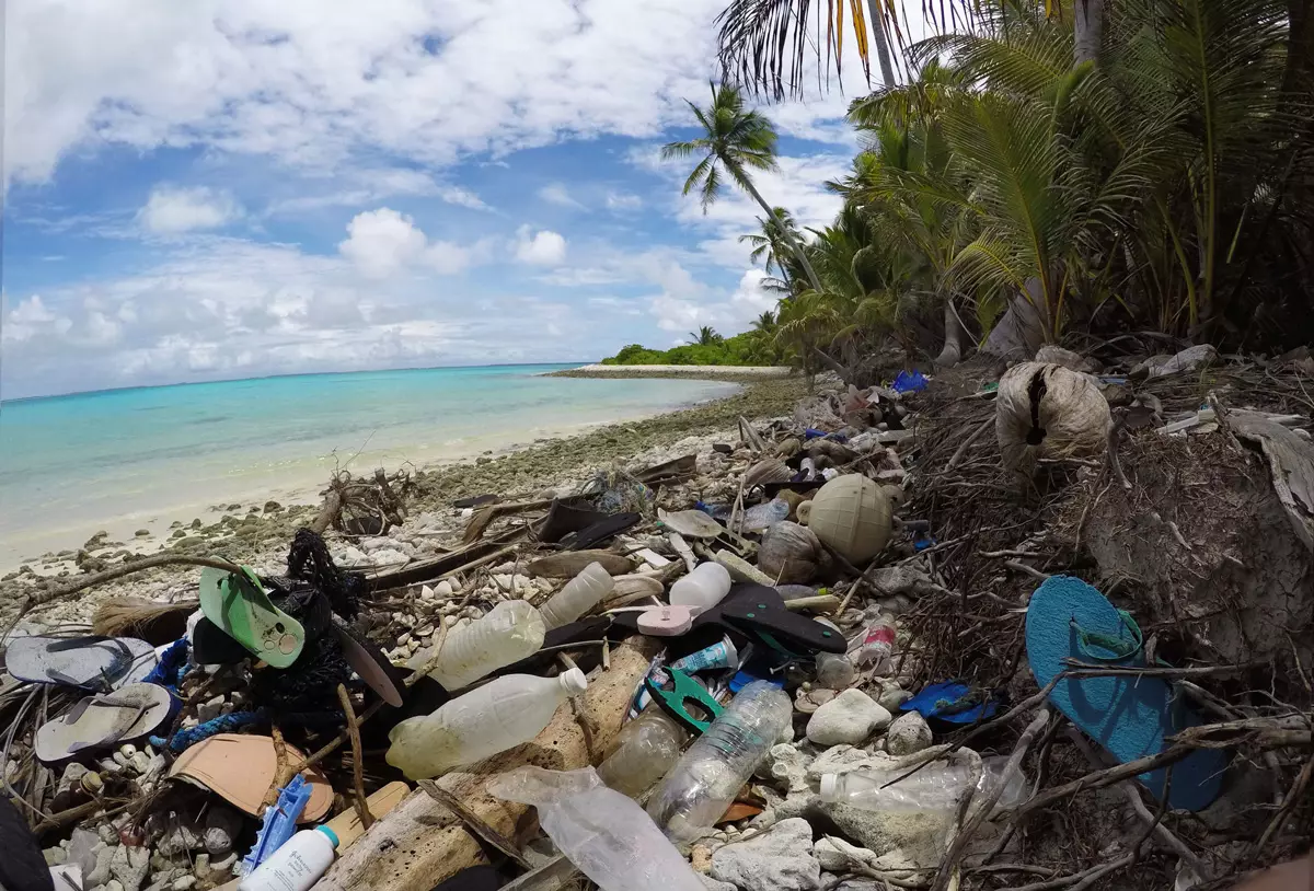 Nan zile yo, gen anpil chans antere tòn fatra plastik anba sab yo