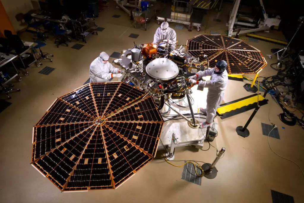 Da der Mars InSight Lander feststeckt, versucht die NASA, eine Lösung mit irdischen Klonen zu hacken