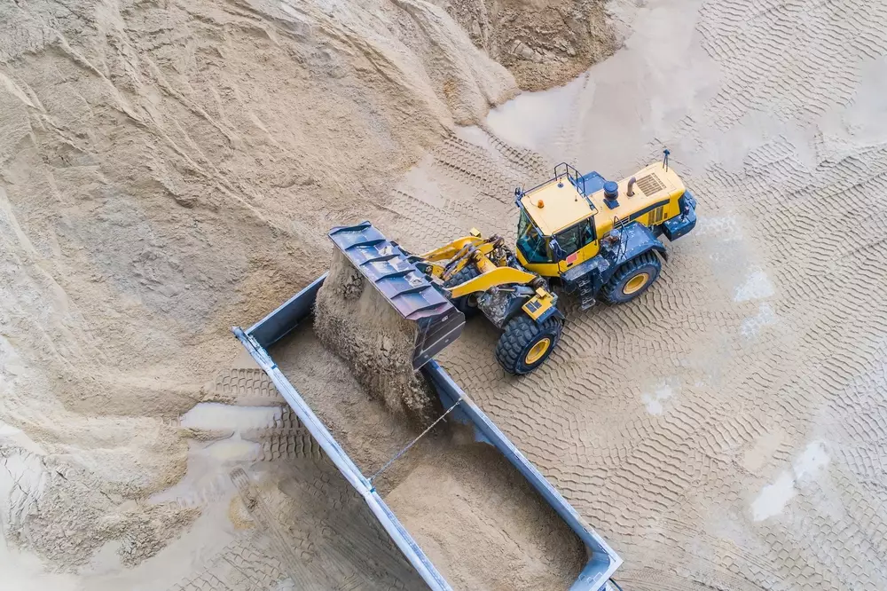 In che modo l'estrazione di sabbia insostenibile influisce sull'ambiente