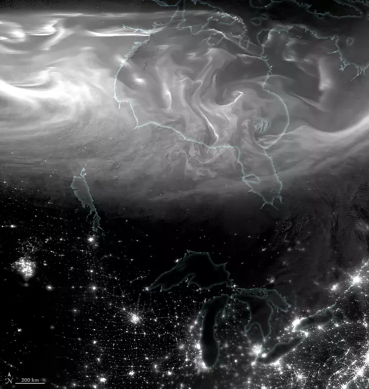 Illuminare la notte con cortine di luce: l'aurora boreale vista dall'alto e dal basso