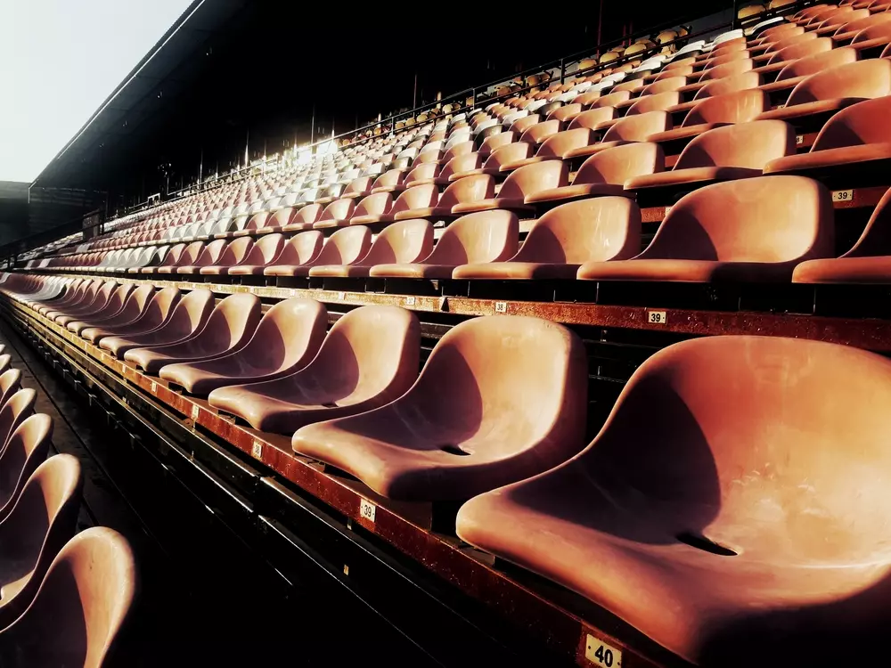 Los estadios vacíos son aburridos. Así es como los equipos deportivos esperan poder mantener a los fanáticos interesados desde casa