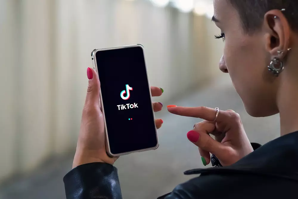 És per això que el filtre invertit de TikTok fa que la teva cara sembli estranya