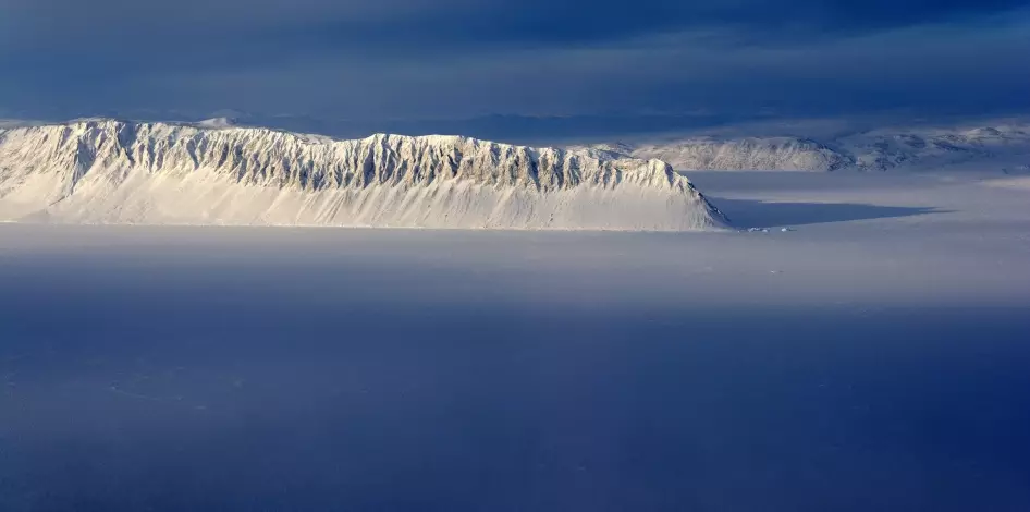 Στη Γροιλανδία, το Retreating Snow κάνει τον αρχαίο πάγο να λιώσει πιο γρήγορα