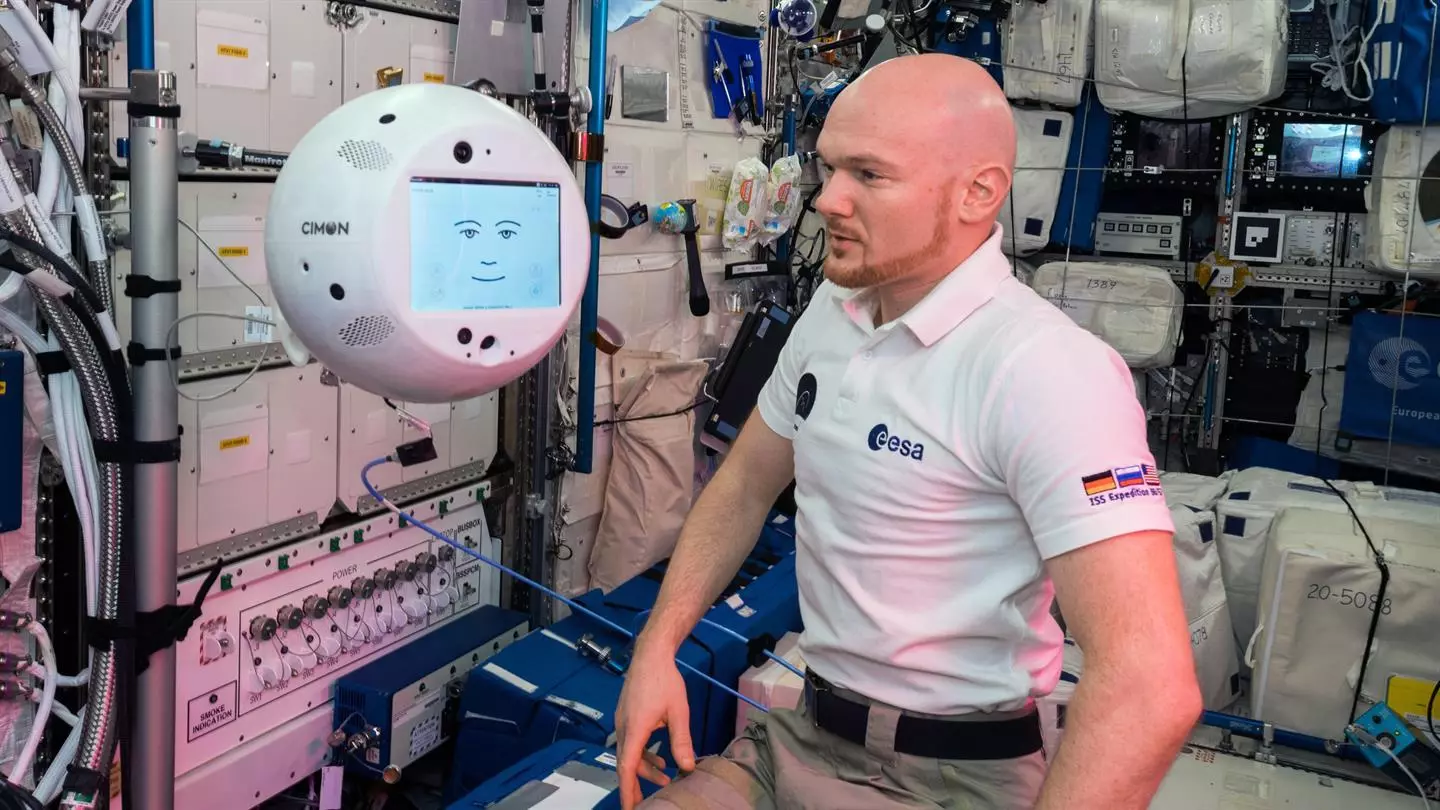 Feiloai i le CIMON-2, o se AI Robot Astronaut Fou ma Fa'aleleia