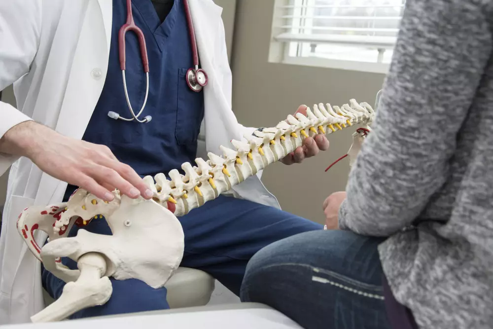 Chiropractic हेरचाह कहाँबाट आयो - र यसले के गर्न सक्छ