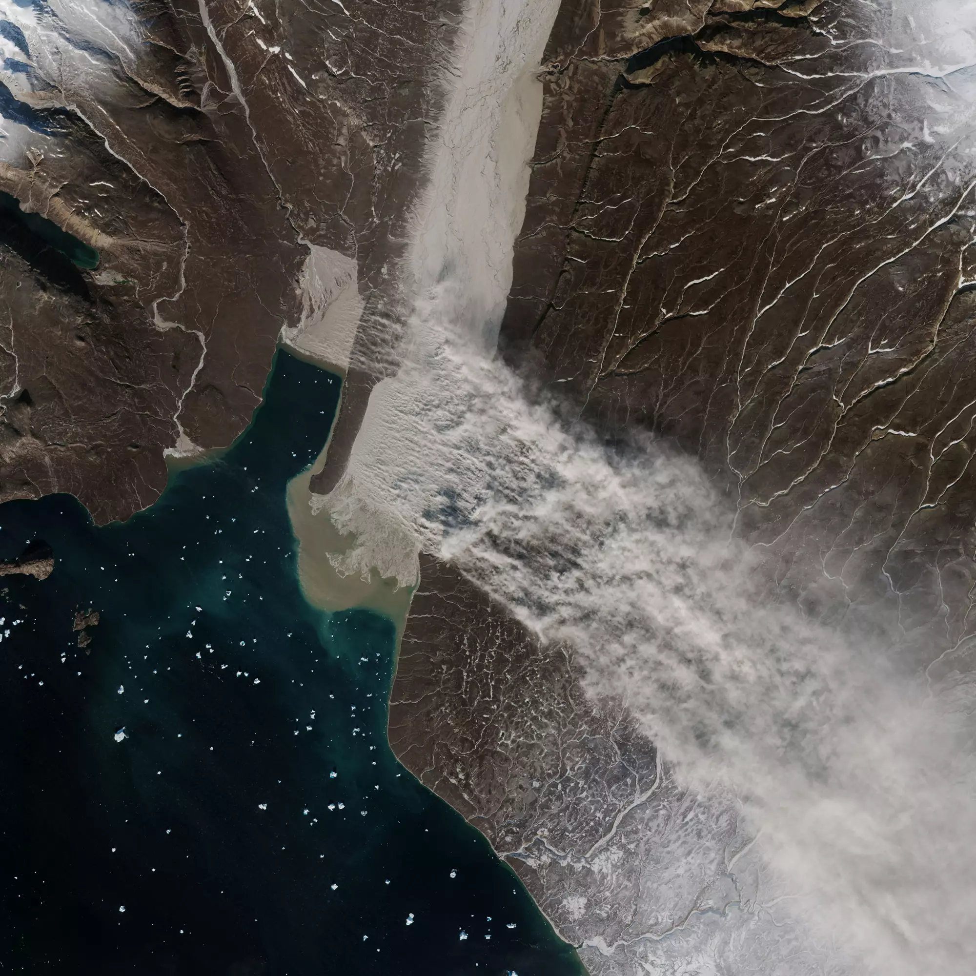 O furtună de praf în Groenlanda? Imagini frumoase din satelit arată unul departe la nord de Cercul polar