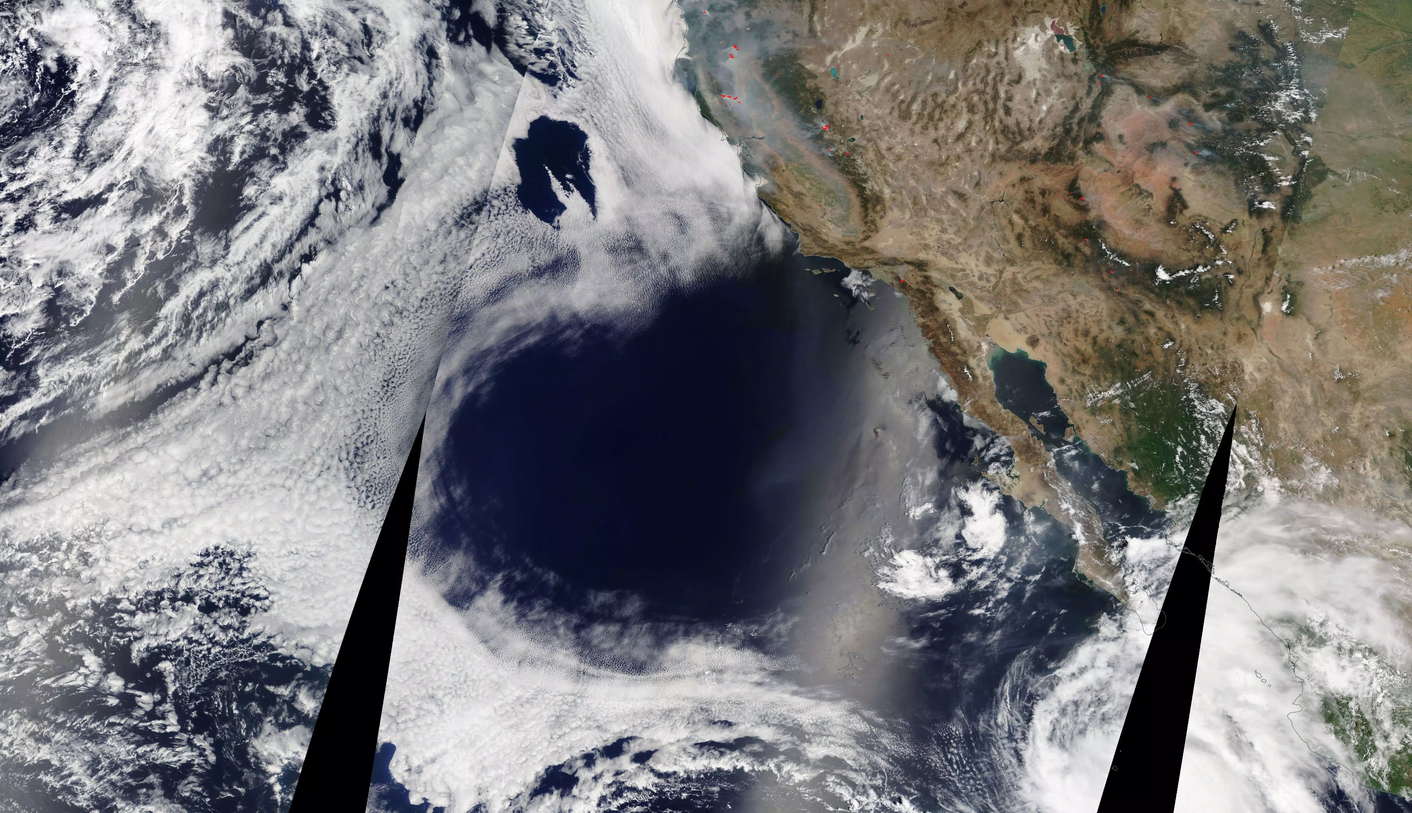 ¿Qué causó este colosal agujero en forma de corazón en la cubierta de nubes frente a la costa de California y Baja California?