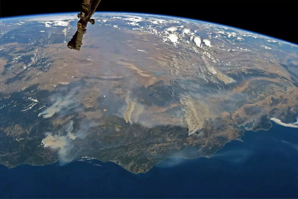 Gli astronauti osservano la costa occidentale che brucia dallo spazio