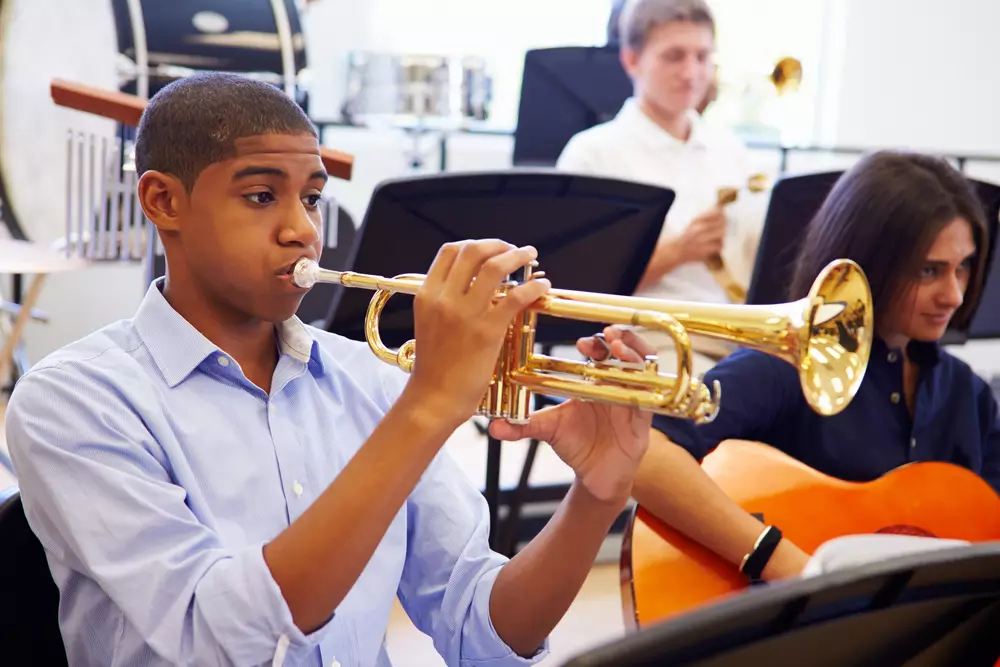 Los estudiantes que toman clases de música también obtienen mejores resultados académicos, según un estudio