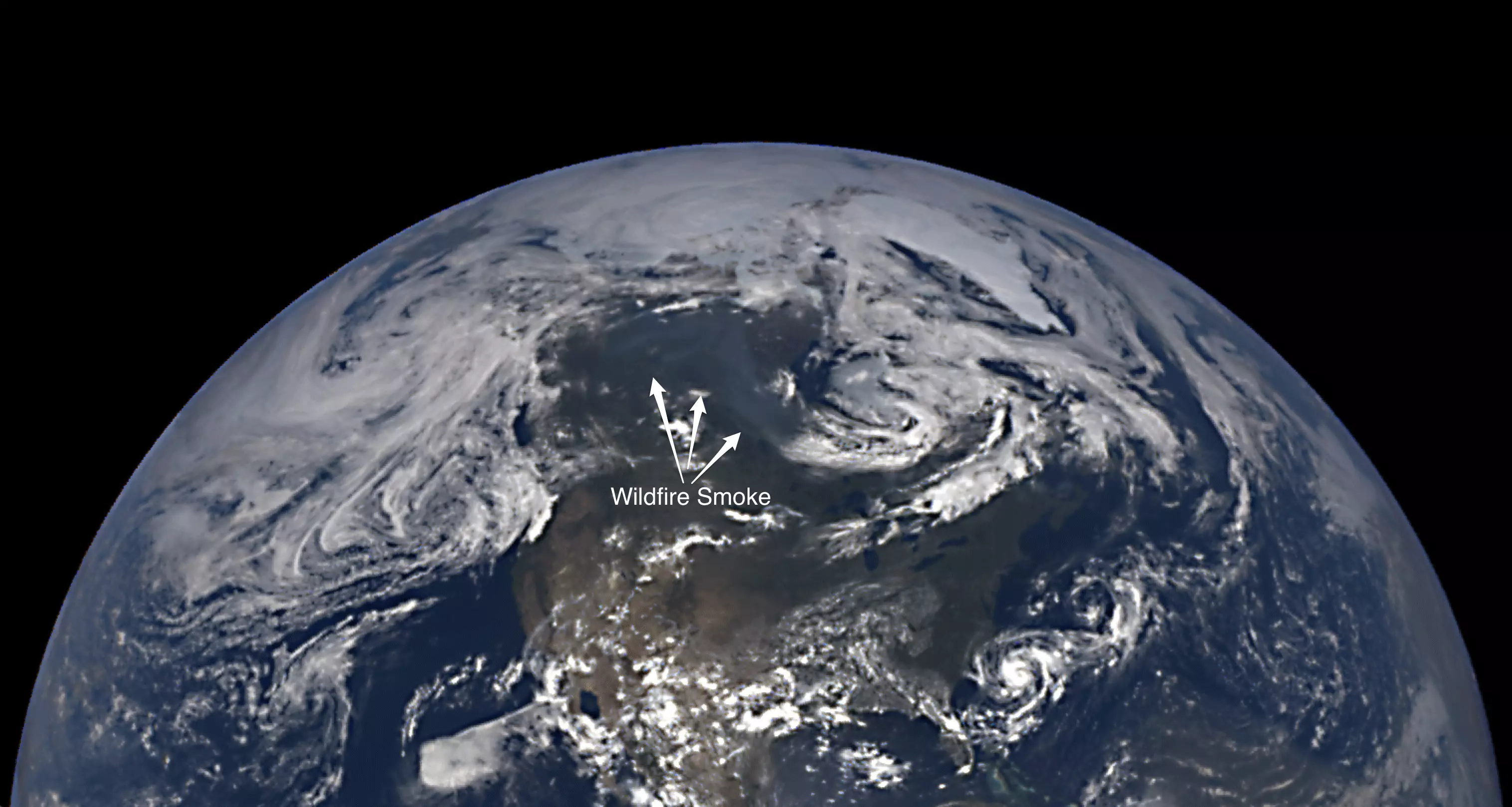 Rook van Siberiese brande waai al die pad na Kanada - en word gesien deur 'n satelliet byna 'n miljoen myl van die aarde af