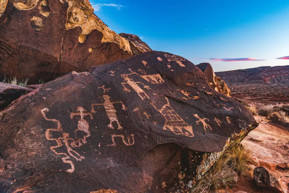 Petroglyphs di AS: Naon Komunitas Asalna Hayang Anjeun Apal Ngeunaan Ukiran Batu Ieu