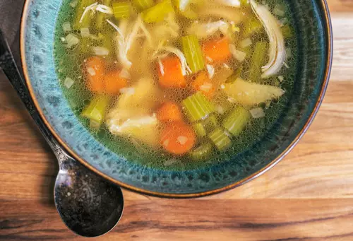 Курячий суп з локшиною справді може допомогти, коли ви захворіли