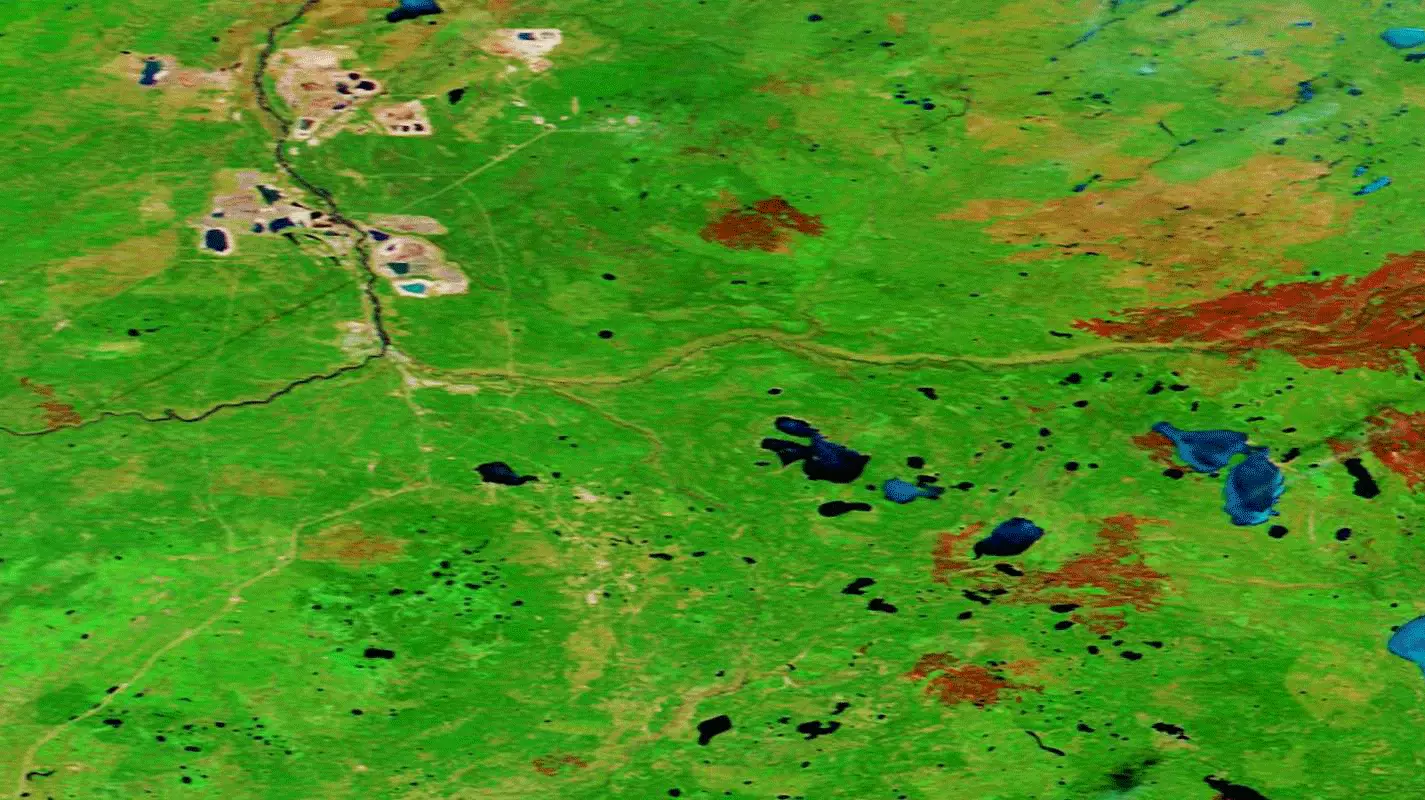 Műholdfelvételeken a Fort McMurray Kanada látható, amint a „fenevad” becenévre hallgató, tomboló erdőtűz megtámadta.