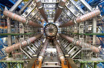 Hamorona angona 12 kilaometatra ve ny Large Hadron Collider?