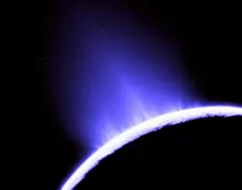 A oes gan Enceladus, Lleuad Geyser-Spouting Saturn, Gefnforoedd Hylif?