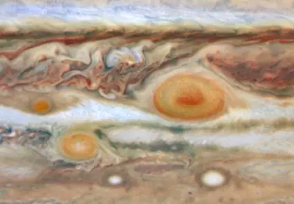 Nur Du Monatoj Aĝa, la Tria Ruĝa Makulo de Jupitero Mordas la Polvon