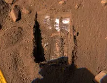 Marss Fīnikss joprojām meklē pirmo ledus kubu
