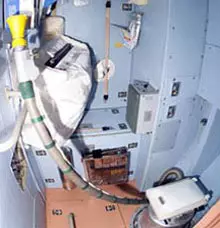 Spaceshuttle levert wetenschapslab en loodgietersbenodigdheden