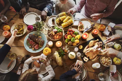 Déi Top 10 Liiblings Thanksgiving Liewensmëttel a wéi se Är Gesondheet beaflossen