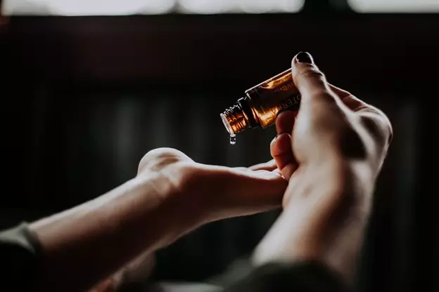 Giunsa Paggamit ang CBD Oil alang sa Kasakit