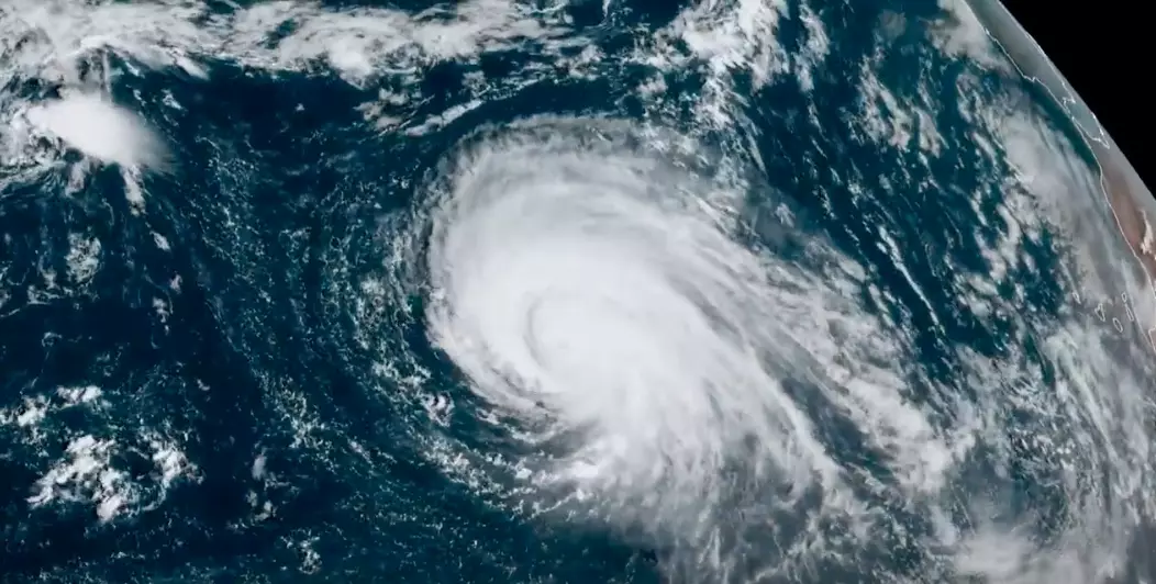 Ang Hurricane Lorenzo misupak sa mga panagna, nagpalig-on ngadto sa usa ka halimaw ug naghimo sa usa ka tanan nga panahon nga rekord