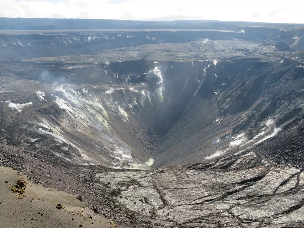 Ọdọ mmiri Crater na Pumice Raft na Pacific ugbu a