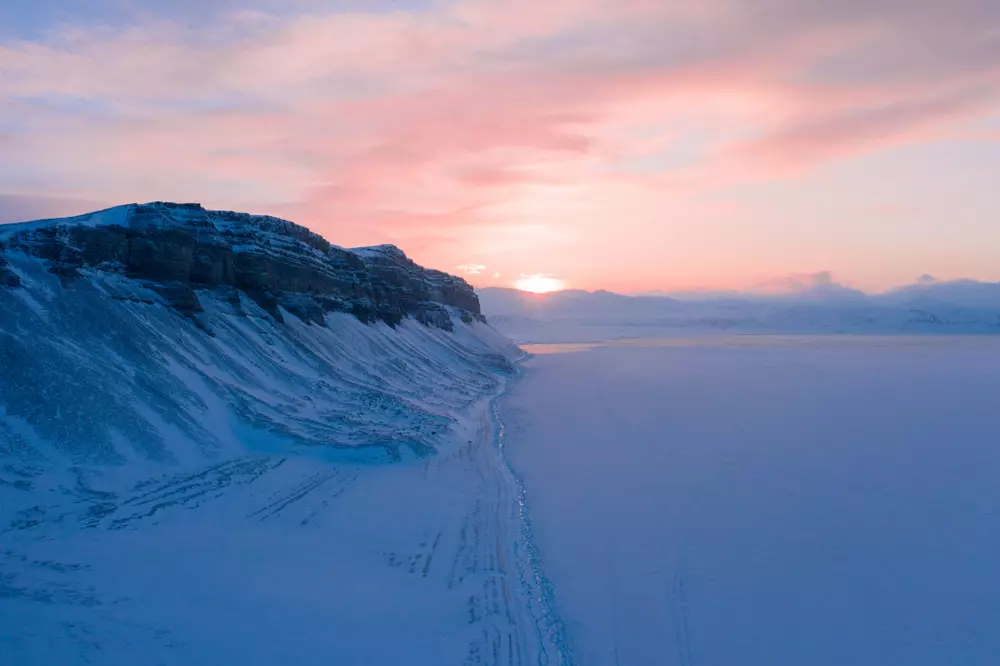 Li-microplastics li oela hammoho le Lehloa sebakeng sa Arctic