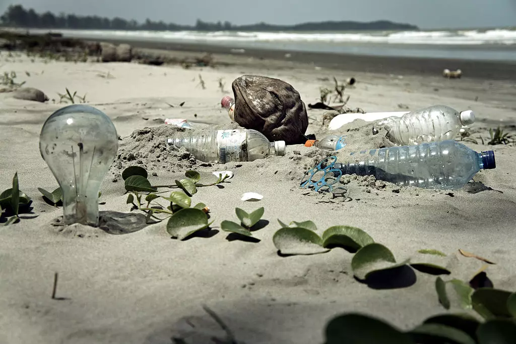 Os restos de plástico nas praias remotas son aínda peores do que pensabamos