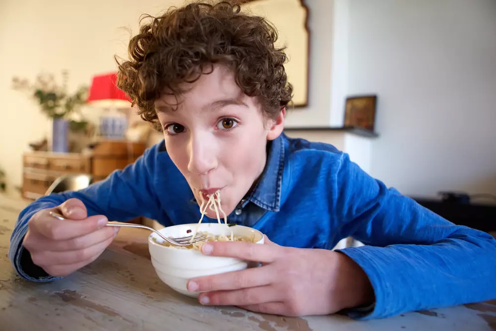 Nid yw'n Anghwrtais - Mae Slurping yn Gwneud Blas ar Fwyd yn Well