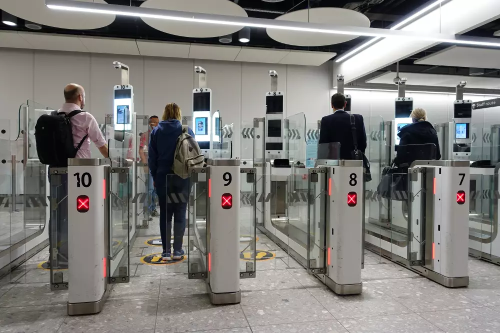 Gli aeroporti stanno adottando il riconoscimento facciale. Dovremmo essere preoccupati?