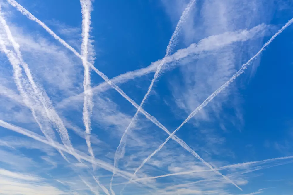 Le scie di aeroplani stanno peggiorando i cambiamenti climatici