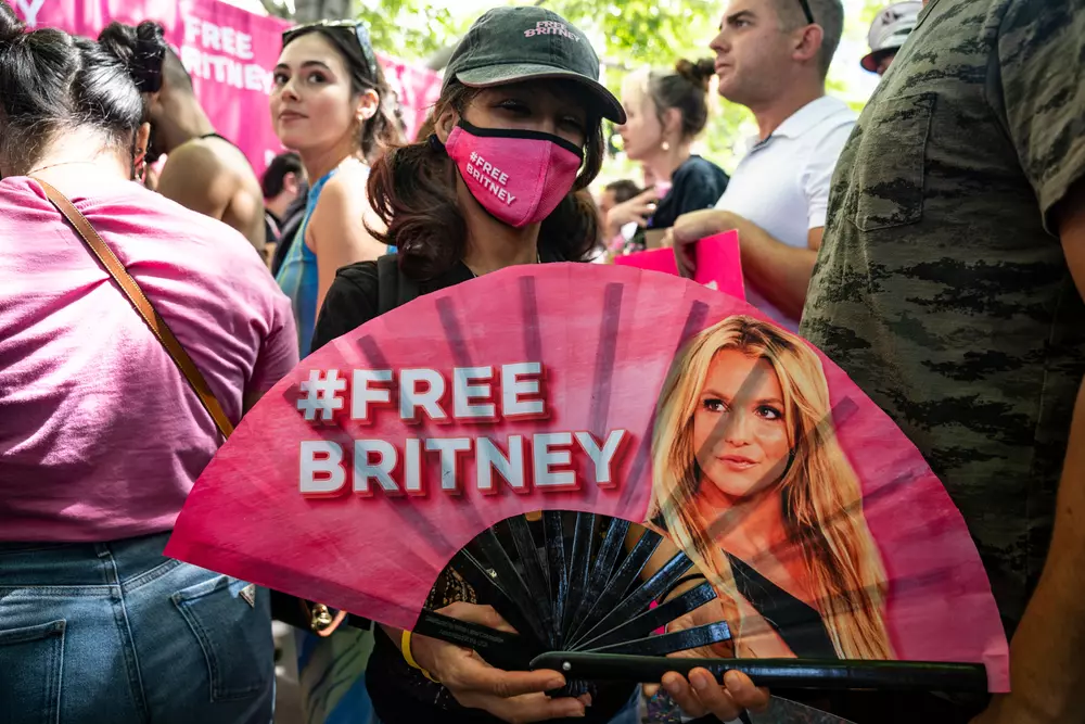 Britney Spears sareng Sajarah Ngadalikeun Awéwé ngalangkungan Klaim 'Insanity'