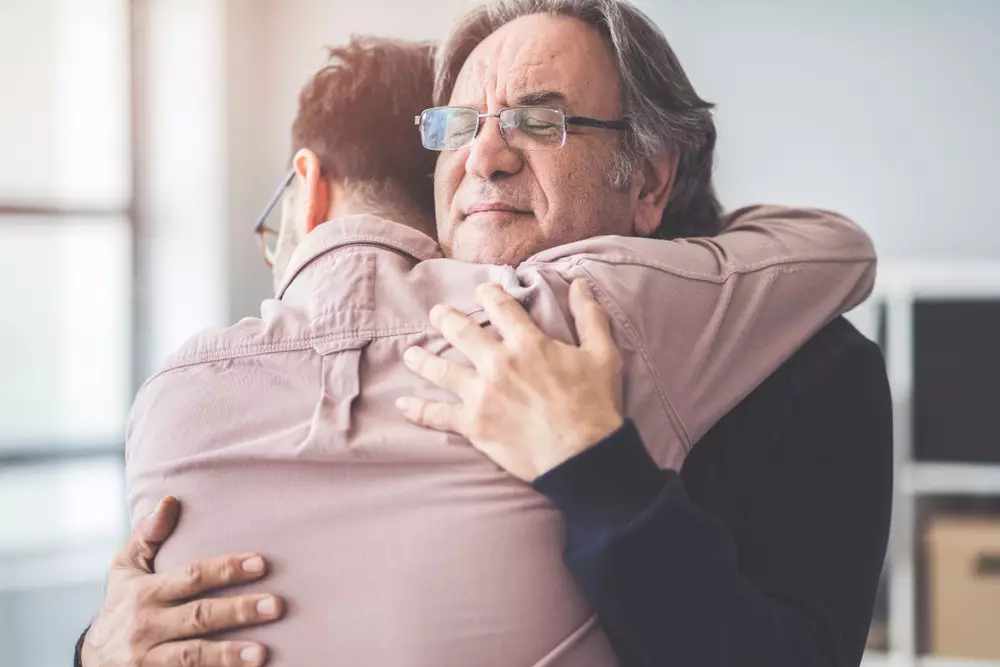 Mae Hugging yn Offeryn Esblygiadol ar gyfer Goroesi