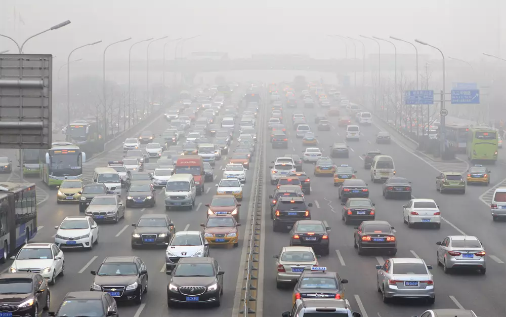Nuevo estudio vincula la contaminación del tráfico con el asma pediátrica